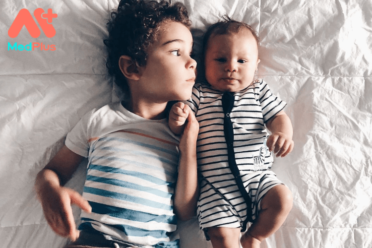 Lời khuyên cho bố mẹ khi trẻ có thêm em